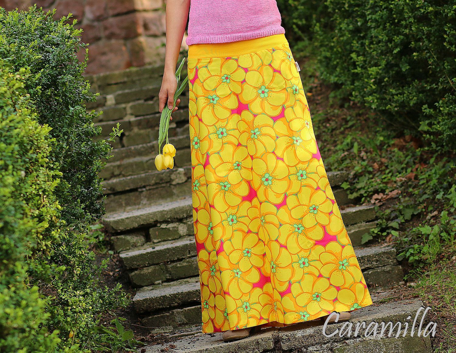 zluta velke kytky6_logoB – Caramilla.cz